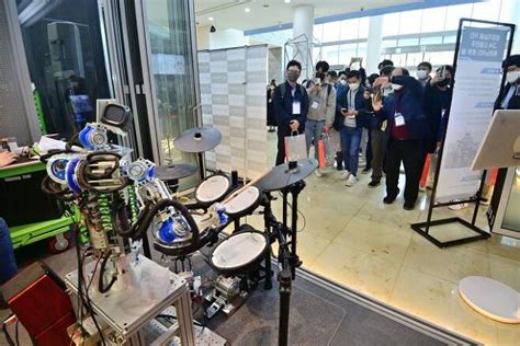 사람과 로봇 가상세계가 연결된 미래는