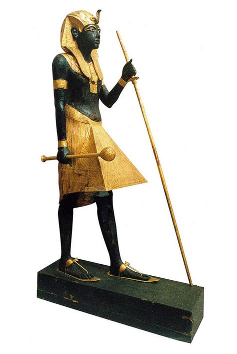 المتحف المصري بالتحرير يعرض نموذجا بالحجم الطبيعى لتمثال حارس الملك توت