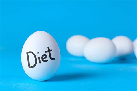 체중 감량을 위한 계란 다이어트입니다 독 소의 시체를 청소 완전 건강 한 아침 식사입니다 계란 단어 다이어트 파란색 배경 가냘픈에 대한 스톡 사진 및 기타 이미지 Istock