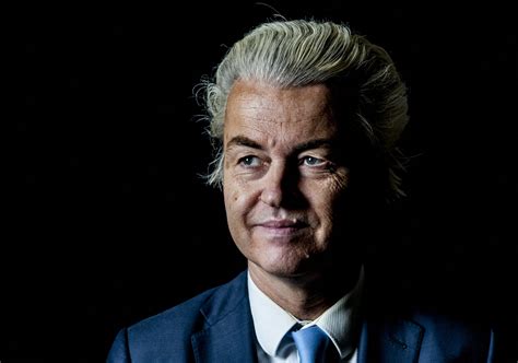 ראש ממשלת הולנד עוקב באימה אחרי הדיווחים מאמסטרדם ערוץ 14 C14