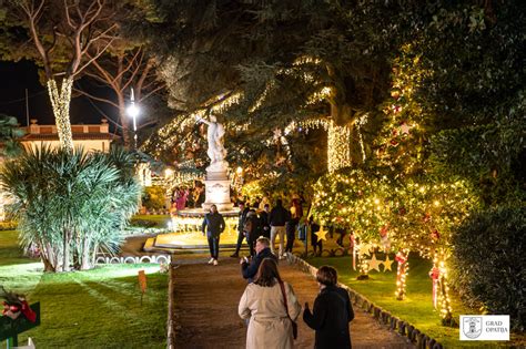 Advent u Opatiji počeo sinoć paljenjem lampica na boru ispred tržnice Burin