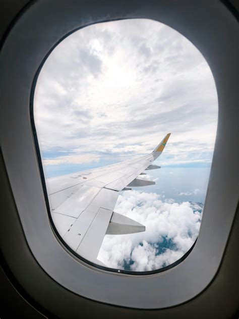 구름이 있는 창문에서 본 비행기 날개 사진 Unsplash의 무료 여행하다 이미지