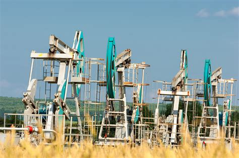 오일 펌프입니다 오일 산업 장비입니다 오일 펌프 잭 필터링 된 그림입니다 석유와 가스 산업입니다 오일 펌프 잭 석유 분야에의