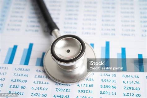 차트 및 그래프 종이에 청진기 금융 계정 통계 투자 분석 연구 데이터 경제 및 비즈니스 회사 개념 0명에 대한 스톡 사진 및 기타 이미지 Istock