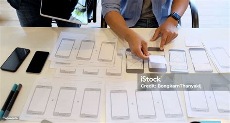 스마트 폰을위한 그래픽 디자이너 Ui Ux 창의적 스케치 계획 응용 프로그램 웹 개념에 대한 스톡 사진 및 기타 이미지 개념