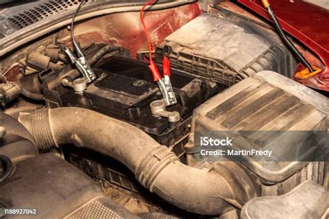 더러운 엔진에 오래 된 자동차 배터리를 충전 겨울 철에 차를 준비합니다 결함이있는 자동차 배터리 교통수단에 대한 스톡 사진 및 기타 이미지 Istock