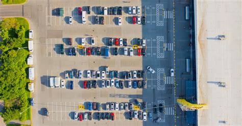 도시 식료품 점에서 슈퍼마켓 쇼핑객의 많은 자동차가있는 주차장의 공중 하향식 전망 사진 Unsplash의 자동차 산업 이미지