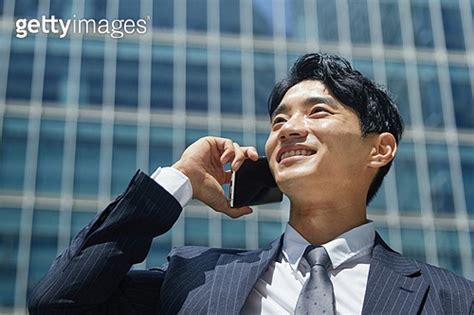 비즈니스 비즈니스 주제 비즈니스맨 사업가 통화중 움직이는활동 스마트폰 통화중 휴대폰 전화기