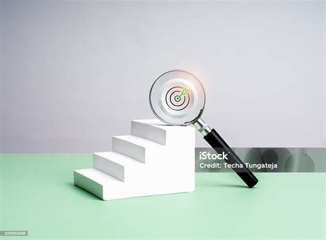 3d 대상 아이콘은 돋보기로 초점을 맞췄고 흰색 기하학적 계단 위에 막대 그래프 차트로 녹색 테이블과 흰색 배경에 초점을 맞췄습니다 비즈니스 성공 분석 목표 학습 개념 0