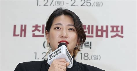 질문에 답하는 조윤지 연출