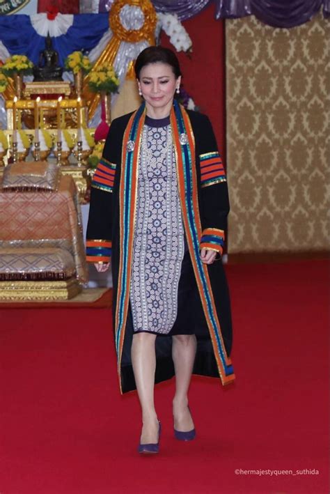 ปักพินโดย Suphap Nuanplab ใน เจ้าหญิง แฟชั่นผู้หญิง ราชินี ราชวงศ์