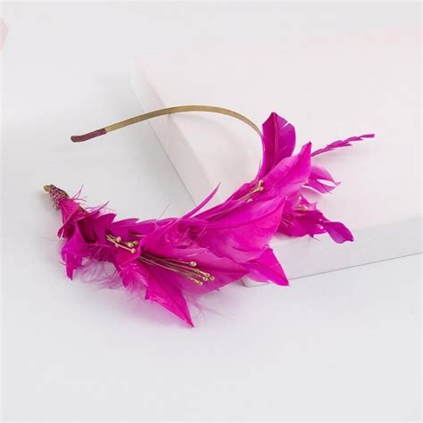 Conoce Todos Los Detalles De La Diadema De Plumas En Oro Y Fucsia