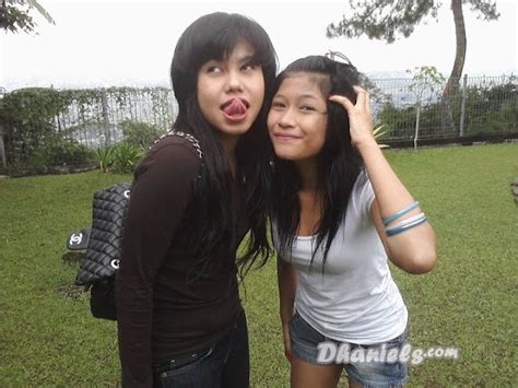 Aksi Pamer Bh Duo Abg Cantik Nanda Dan Vhie Hlowbos