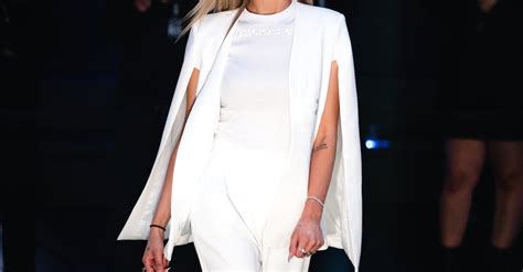 걷기 금발 꾸뛰르 도시 패션 디자이너 럭셔리 런웨이 매우 복잡한 모델 미소 짓는 복장 세련된 옷차림 스타일 스타일 아이콘 스타일리시한 시크한