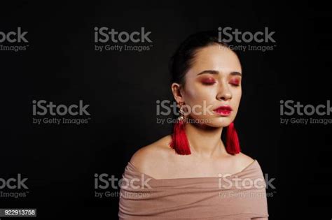 스튜디오 초상화와 갈색 머리 여자의 검은 배경에 메이크업 관능에 대한 스톡 사진 및 기타 이미지 관능 긴 눈 신체 부분 Istock