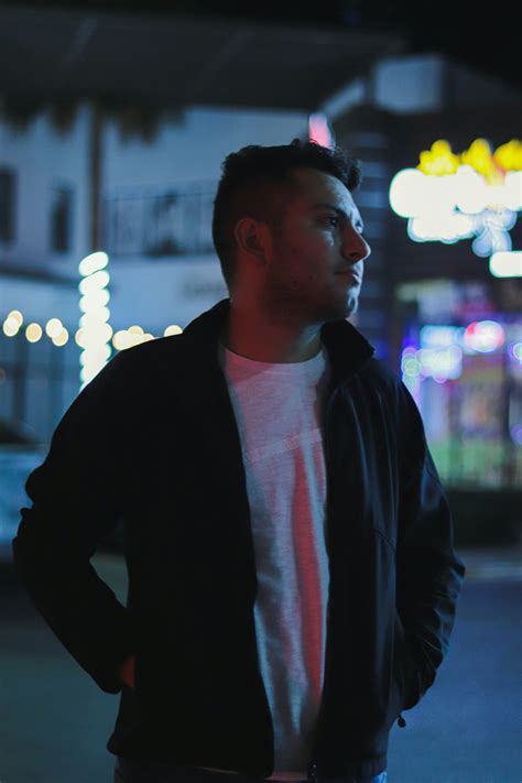 밤에 거리에 서있는 남자 사진 Unsplash의 무료 섹시 이미지