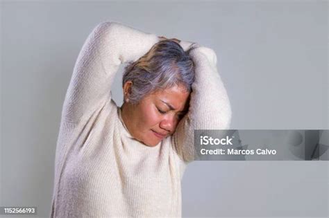 매력적인 슬픈과 우울 중 년의 극적인 초상화 울고 무기력 고통 우울증 문제와 불안 위기의 얼굴 표정에 고립 된 회색 40 44세에 대한 스톡 사진 및 기타 이미지 Istock