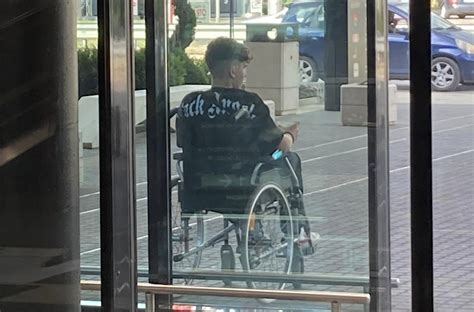 Съмнение за ИЗМАМА Момче в инвалидна количка ПРОСИ пред хипермаркет в Перник