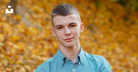 낮 동안 갈색 잎 근처에 서 있는 파란색 드레스 셔츠를 입은 남자 사진 Unsplash의 무료 사람의 이미지