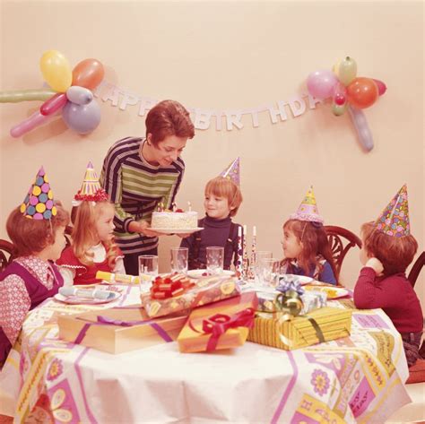 40 Stunning Photos Of Entertaining At Home In The 50s And 60s