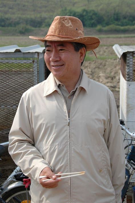 노무현사료관 [나무젓가락을 손에 들고 미소짓는 노무현 전 대통령]