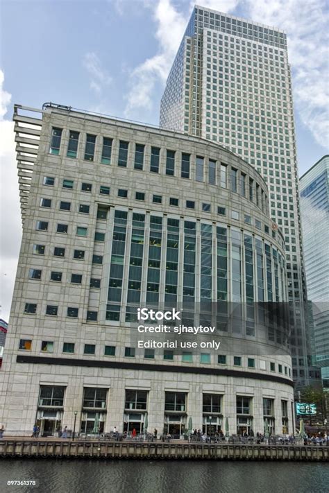 비즈니스 빌딩 및 카 나리 워프 런던 영국 대 브리튼에 있는 마천루 강에 대한 스톡 사진 및 기타 이미지 강 건축 경관 Istock