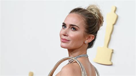 Emily Blunt Wore A Gravity Defying Dress To The 2024 Oscars Glamour Uk