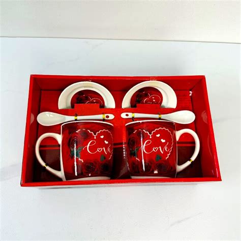 Set Elegant Ceramic Love Cu Doua Cani Imprimate 300ml Doua Lingurite Ceramice Si Farfurii