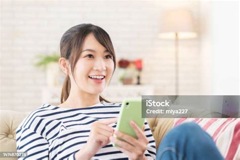 매력적인 아시아 여자 사용 A 스마트폰 20 29세에 대한 스톡 사진 및 기타 이미지 20 29세 Brand Name