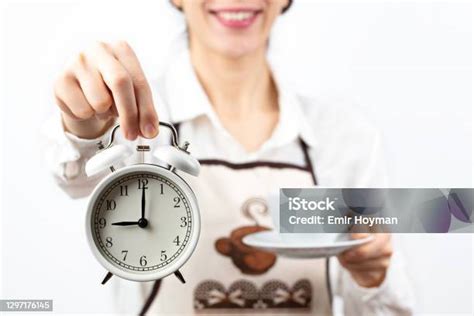 커피 시간 흰색 배경에서 고립된 뜨거운 커피 한 잔을 들고 서빙하는 웨이터 25 29세에 대한 스톡 사진 및 기타 이미지 25 29세 구이 라떼 Istock