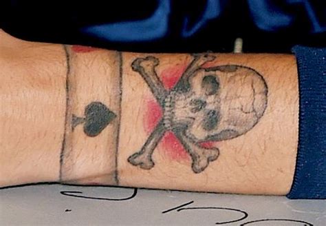 Louis Tomlinson Debuts Skull And Crossbones Wrist Tat During Detroit Show Popstartats Wrist