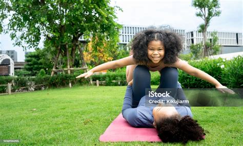 공원에서 요가 운동을하는 귀여운 재미있는 아이 딸과 함께 신중한 아프리카 엄마calm 흑인 어머니와 도시 공원 자연에서 요가를