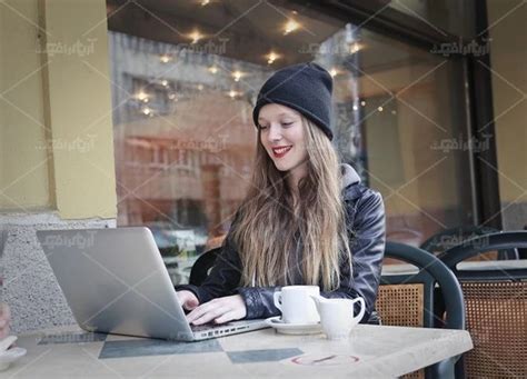 خرید و قیمت عکس با کیفیت دختر در حال کار با لپ تاپ با رژ لب قرمز ترب