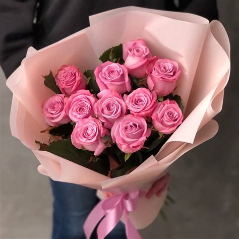 Заказать 11 розовых роз в упаковке Доставка цветов в Пензе