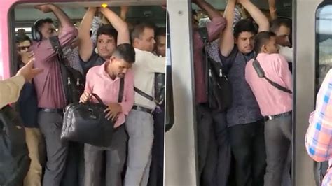 Metro Viral Video फक्त लोकल प्रवासचं नाही तर मेट्रो प्रवासातही