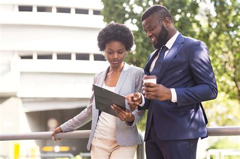 야외에서 서있는 동안 일하는 아프리카 계 미국인 비즈니스 파트너의 커플 계획에 대한 스톡 사진 및 기타 이미지 계획 금융 남성 Istock