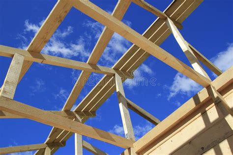 Montando El Corchete Menormayor Para Fijar El Edificio Residencial Del Marco De Madera Del