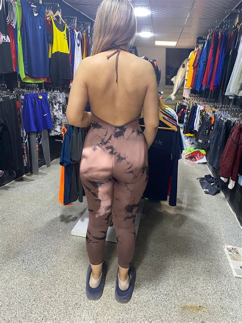 فلشینگ با صاحب مغازه با لباس ورزشیرونمایی ممه های باران