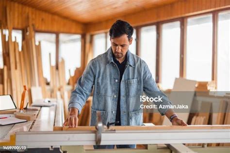 어두운 피부의 남성 목수가 목공에서 금속 막대 위에 나무 판자를 배치합니다 30 39세에 대한 스톡 사진 및 기타 이미지 30 39세 40 44세 공예 Istock