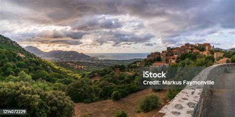 산악 마을 코르바라는 언덕이 많은 풍경과 명상바다의 먼 경치를 감상할 수 있습니다 코르시카에 대한 스톡 사진 및 기타 이미지 Istock