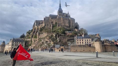 به اهتزاز درآوردن پرچم حرم امام حسین ع بر فراز کلیسای سنت میشل فرانسه