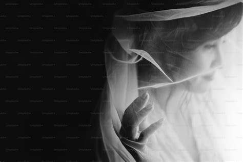 아침에 베일 아래 실크 가운을 입고 포즈를 취하는 아름다운 세련된 갈색 머리 신부 완벽한 메이크업과 헤어스타일을 가진 행복한