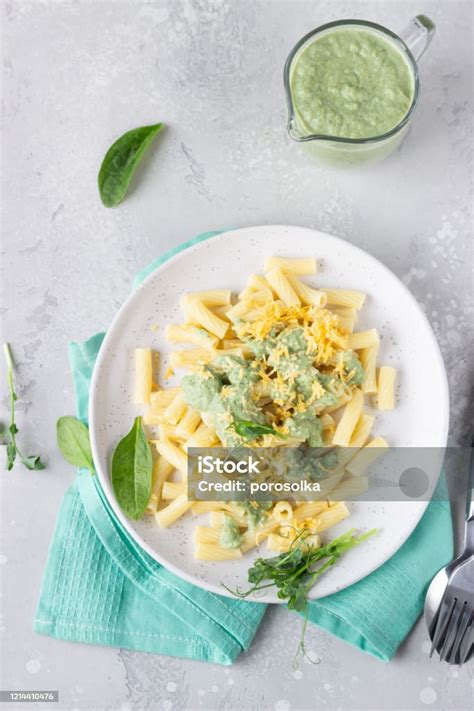 그린 크림 소스를 곁들인 펜네 파스타 세라믹 플레이트에 치즈와 마이크로 그린 밝은 회색 돌 배경 이탈리아 음식 맨 위 보기 비거니즘에 대한 스톡 사진 및 기타 이미지
