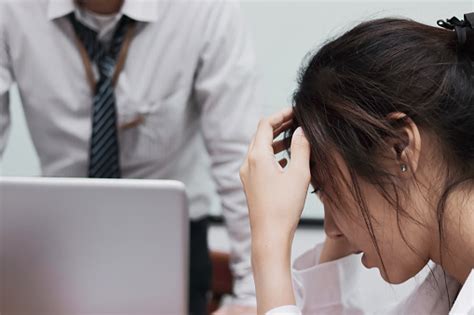 피곤한 스트레스 젊은 아시아 비즈니스 여성 사무실의 회의실에서 화가 상사와 동의 부채에 대한 스톡 사진 및 기타 이미지 부채 일본 민족 Great Depression