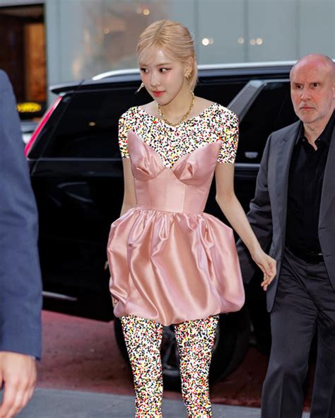 دختر مو بلوند گروه بلک پینک با این پیراهن کوتاه به نیویورک آمد و با زیباترین زنان دنیا رقابت کرد