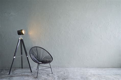 검은 레저의 자 녹색 식물 및 램프 스탠드와 현대 거실 시멘트 바닥과 콘크리트 벽 로프트 스타일과 인테리어 디자인 0명에 대한