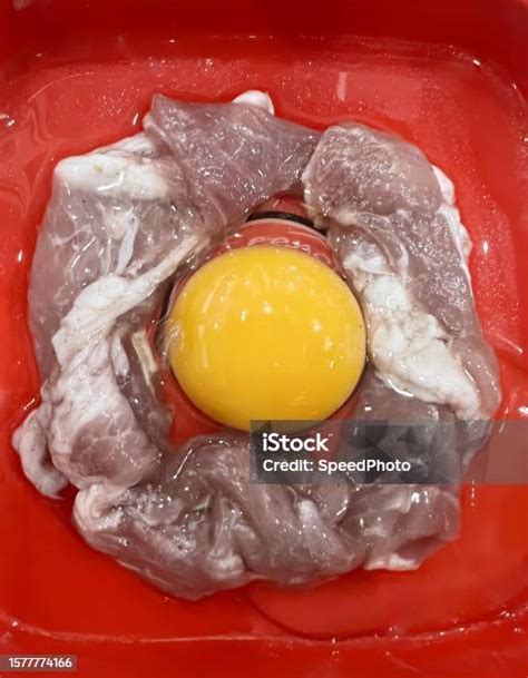 노란 달걀이 담긴 빨간 그릇 사진 얼음이 담긴 빨간 그릇에 노란 달걀이 있습니다 0명에 대한 스톡 사진 및 기타 이미지 0명 노랑 보울 Istock