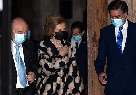 La Reina Sofía Acompañada Por Escoltas De Madrugada En La Periferia De Madrid Por Un Chivatazo