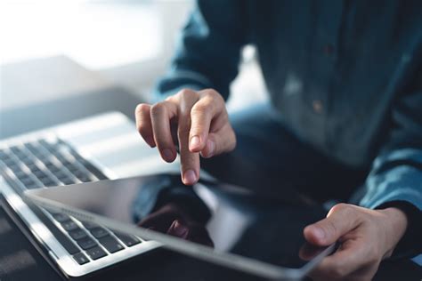 클로즈업 사무실에서 노트북 컴퓨터 옴 테이블과 함께 디지털 태블릿을 사용하는 여성 태블릿에서 일하는 비즈니스 우먼 인터넷 서핑 정보 검색 스마트 장치 인터넷 기술 검색에