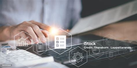 사무실 문서 감사 개념을 보여주는 회계사 검토 프로세스 계획 및 정확성 평가 조직의 중요한 문서 저장 관리 문서 시스템 회계사 감사 문서 서명 쓰기에 대한 스톡 사진 및